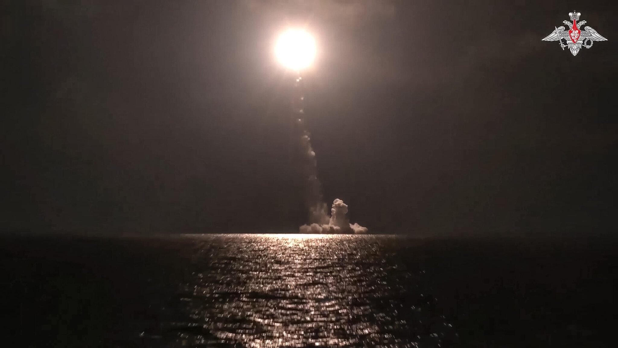 Russie teste le missile Bulava depuis un sous-marin - One Media