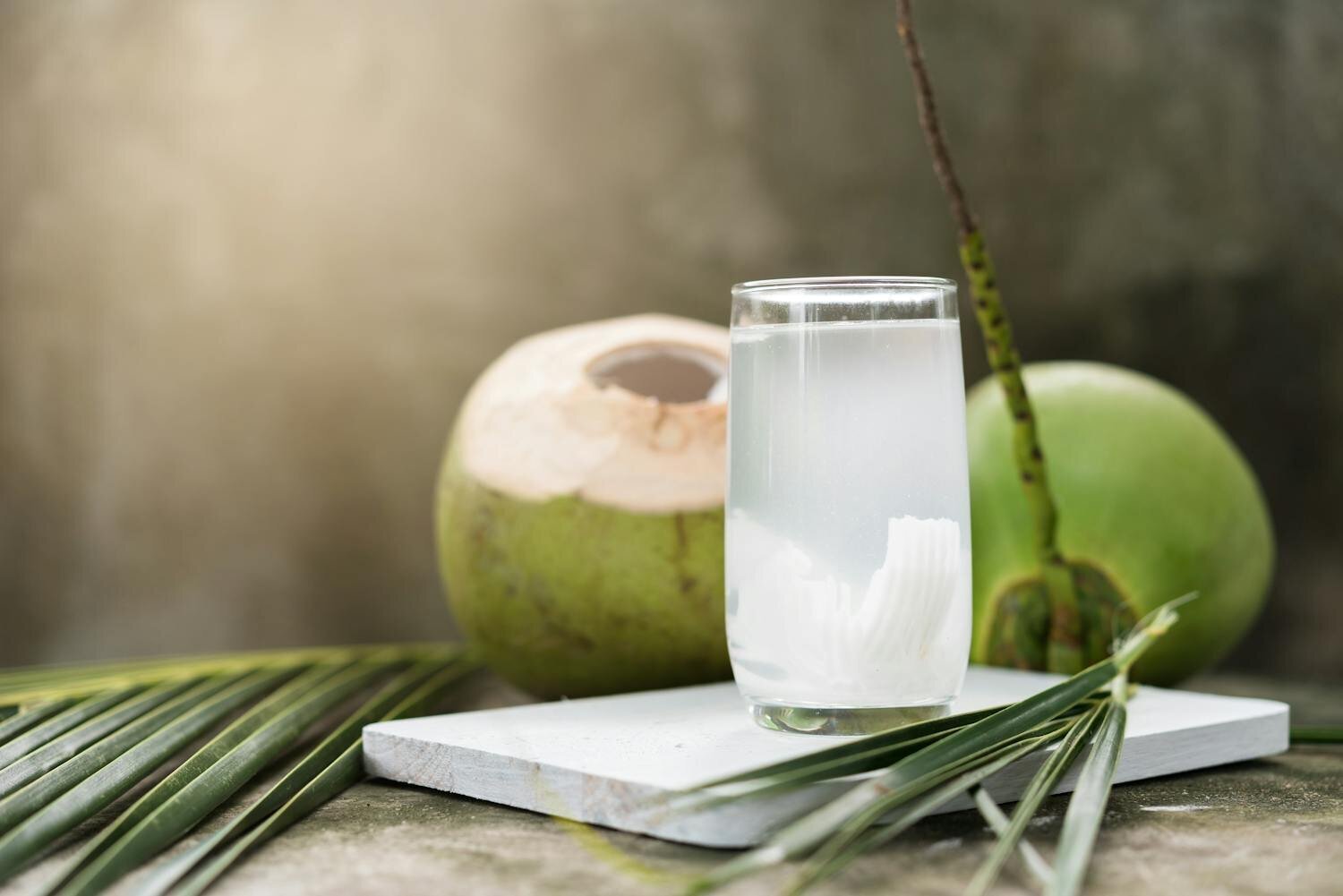 L'eau de coco : Mythe ou réalité des bienfaits amincissants ? - One Media