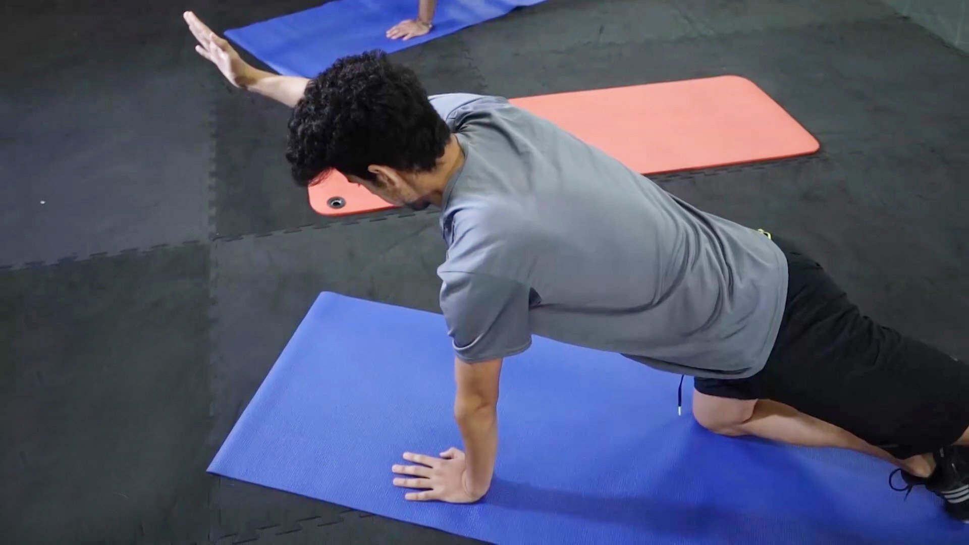 4 exercices essentiels pour renforcer vos muscles après 30 ans - One Media