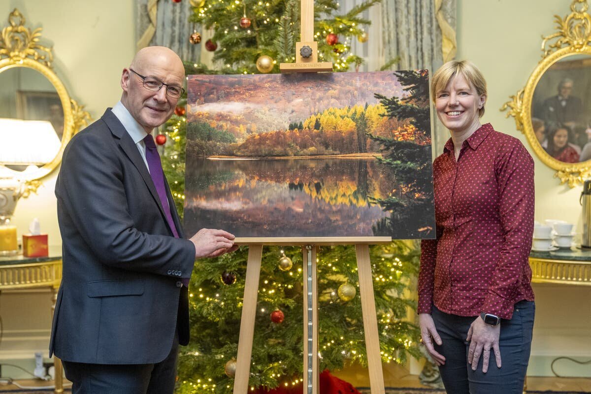 John Swinney lance une carte de Noël pour aider les enfants - One Media