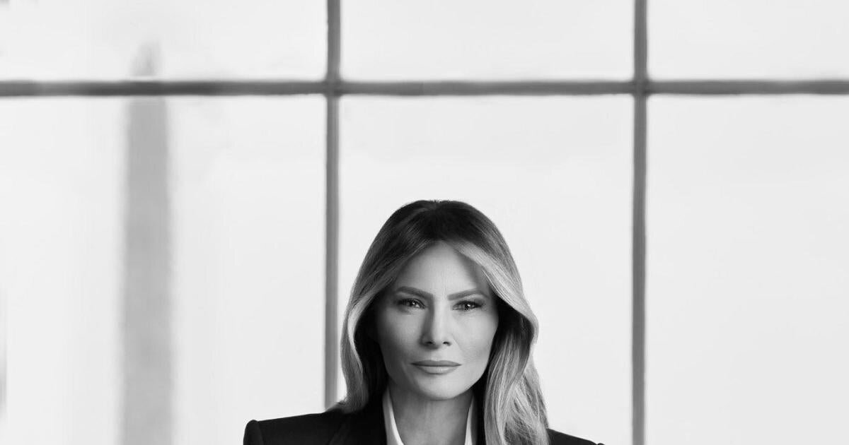Melania Trump dévoile son portrait officiel à la Maison Blanche - One Media
